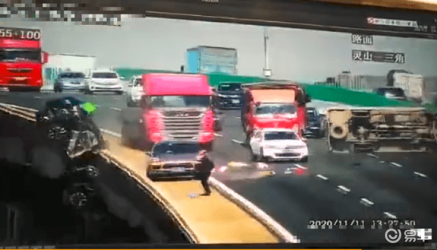 WEY VV7被撞翻掉下20米高桥！4人均幸存，官方如此回应_易车