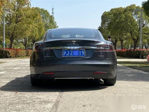 108万的特斯拉SP85D遇到SP85，都是蓝牌，两车主一见如故_易车