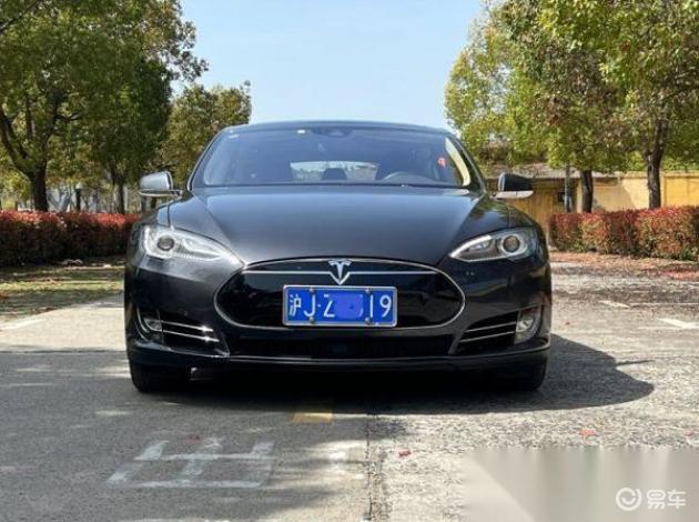 108万的特斯拉SP85D遇到SP85，都是蓝牌，两车主一见如故_易车