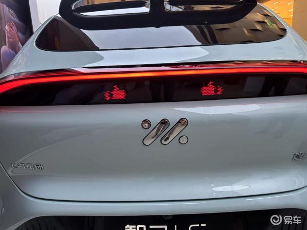 智己LS7的ISC流光叠影交互灯语体验，让变道变得更有趣？_易车