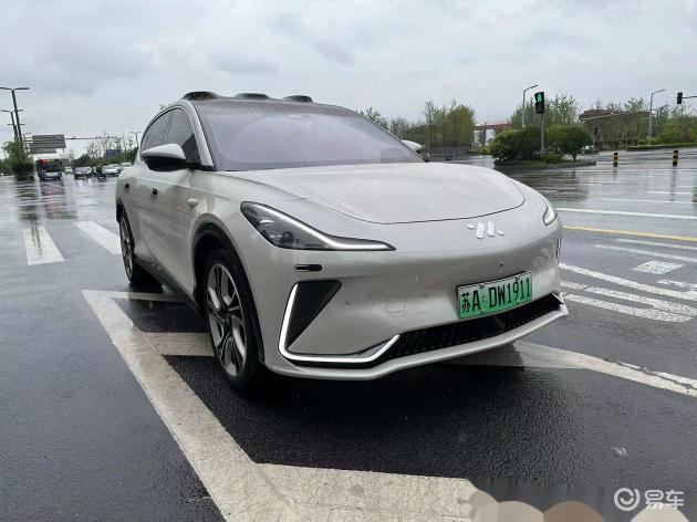 智己LS7的ISC流光叠影交互灯语体验，让变道变得更有趣？_易车