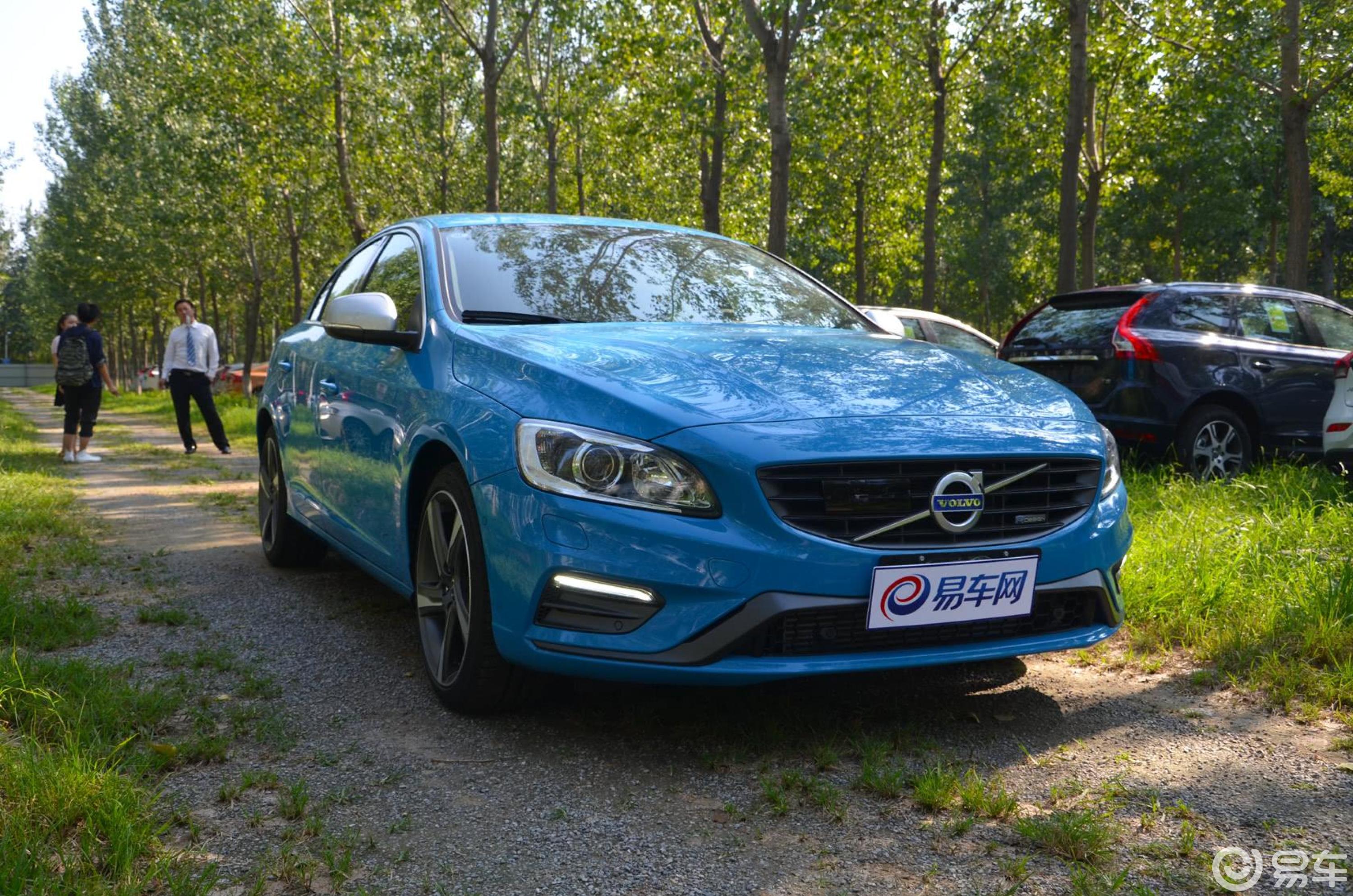 【沃尔沃S60(进口)2.0T T5 R-Design个性运动版侧前45度车头向右水平图片-汽车图片大全】-易车