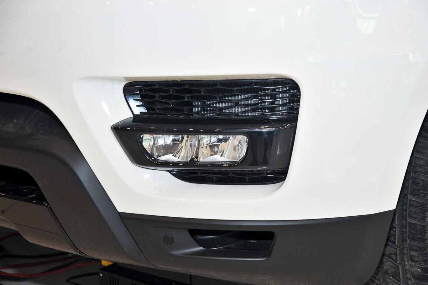 【揽胜运动版3.0 V6 汽油版 SC HSE Dynamic雾灯图片-汽车图片大全】-易车