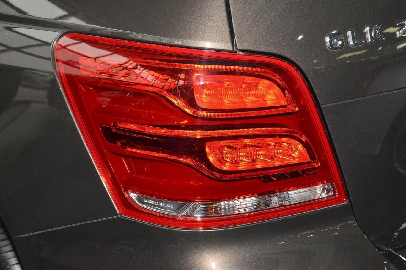 【奔驰GLK级GLK 260 2.0T 自动 动感型 极致版尾灯侧45度俯拍图片-汽车图片大全】-易车