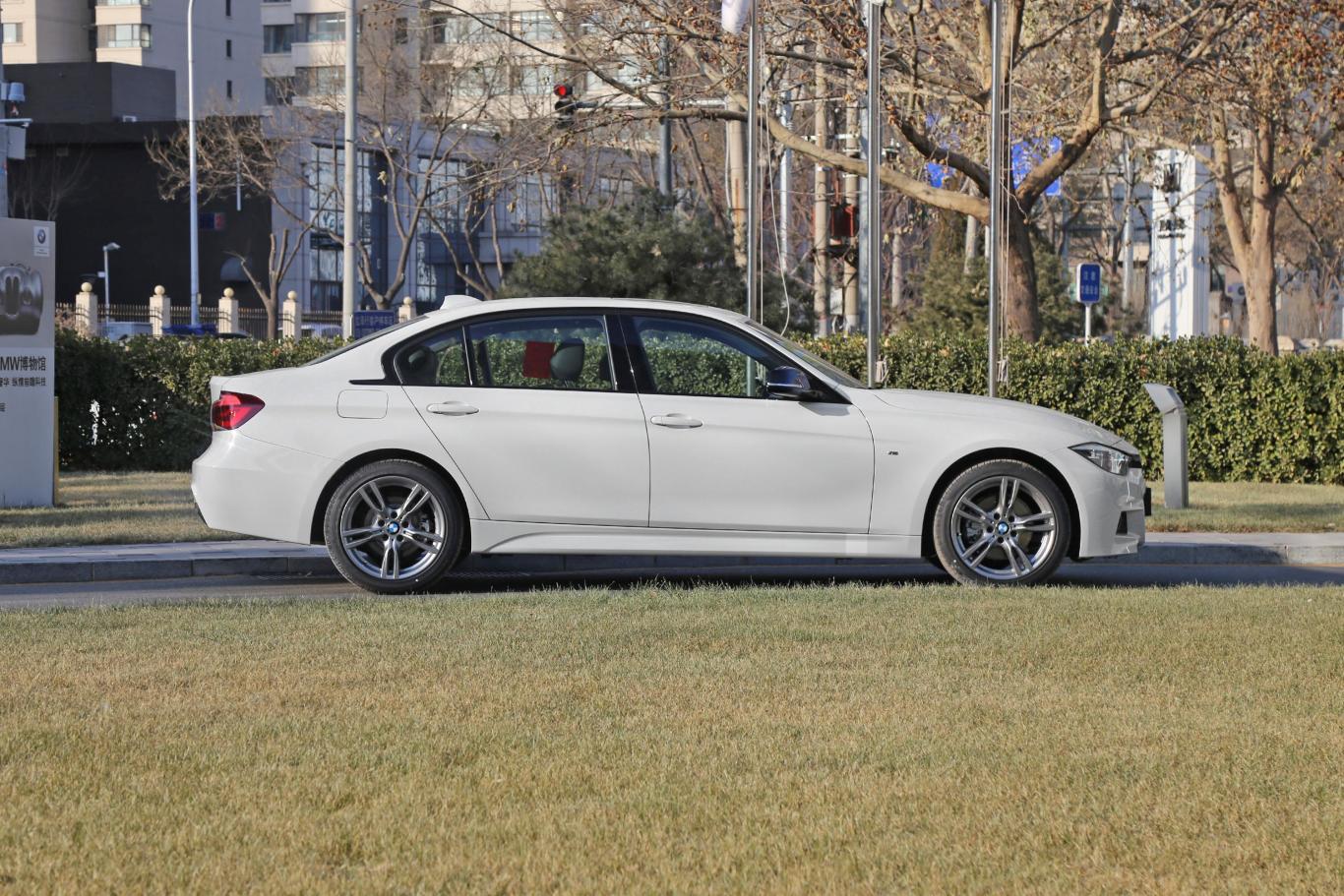 【宝马3系320Li M运动曜夜版正侧车头向右水平图片-汽车图片大全】-易车