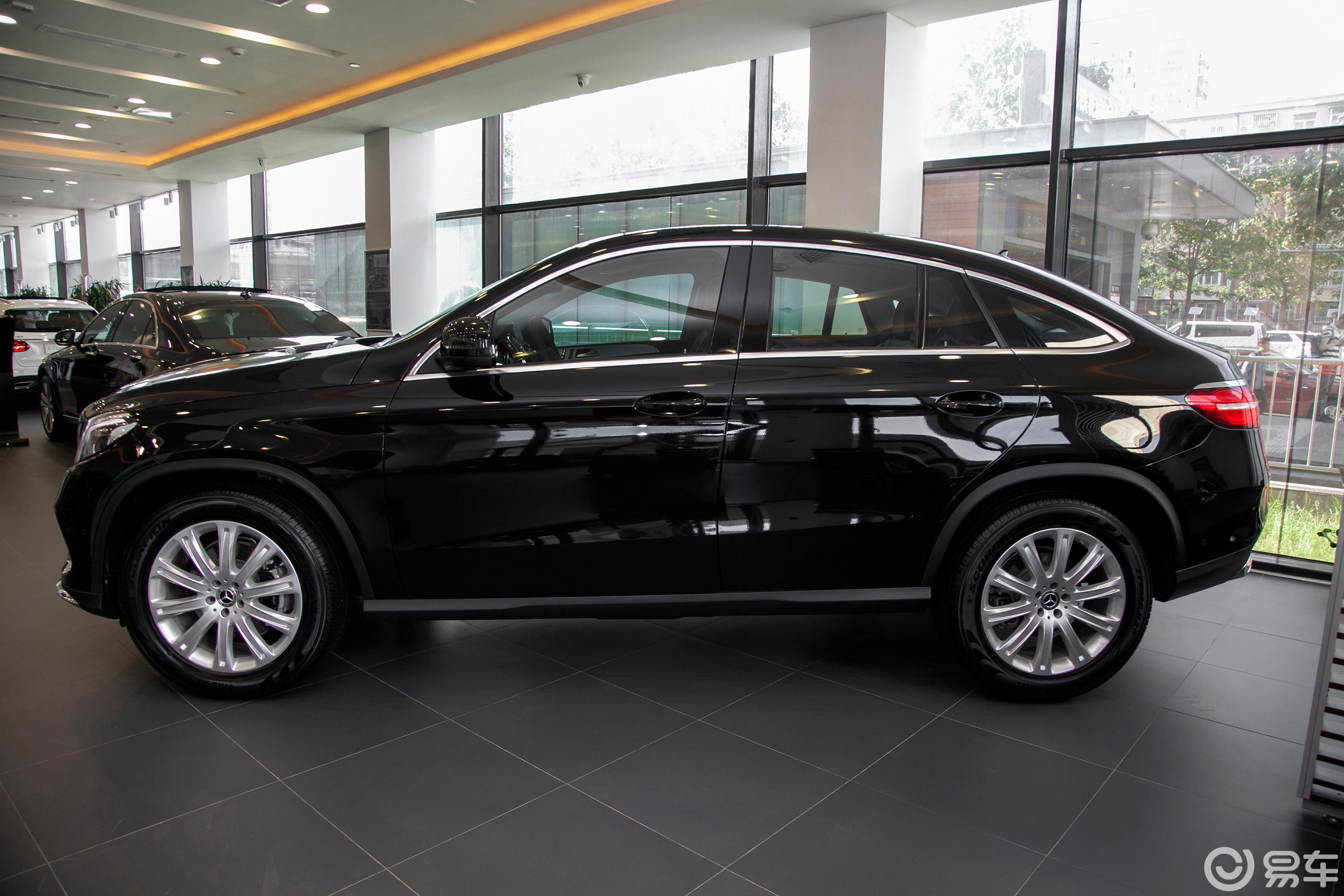【奔驰GLE轿跑GLE 320 4MATIC 轿跑SUV正侧车头向右水平图片-汽车图片大全】-易车