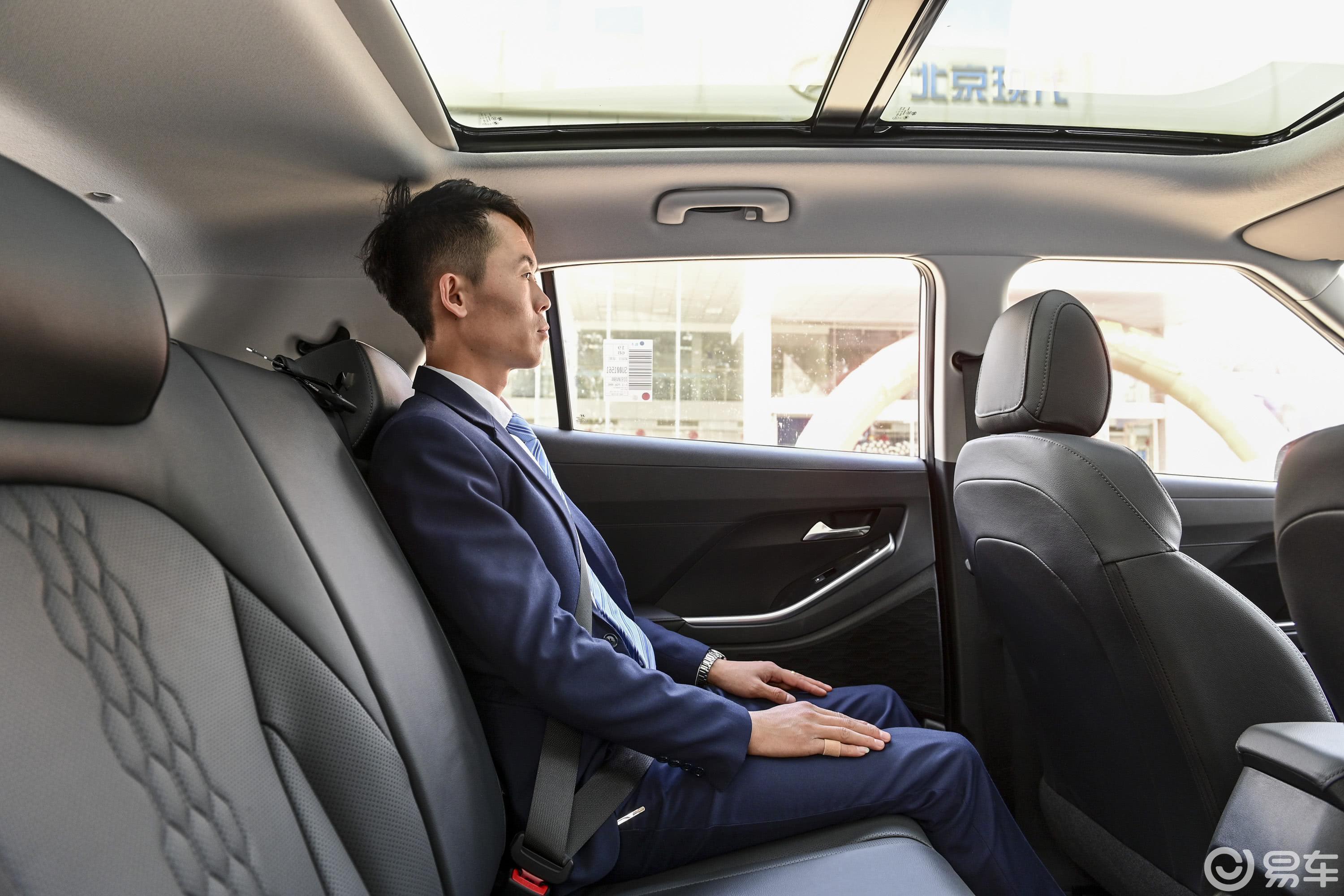 【现代ix251.5L CVT 智能型后排空间体验图片-汽车图片大全】-易车