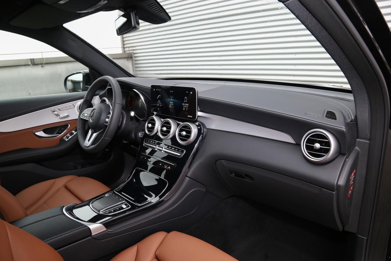 【奔驰GLC改款 GLC 260 L 4MATIC 动感型内饰全景副驾方向图片-汽车图片大全】-易车