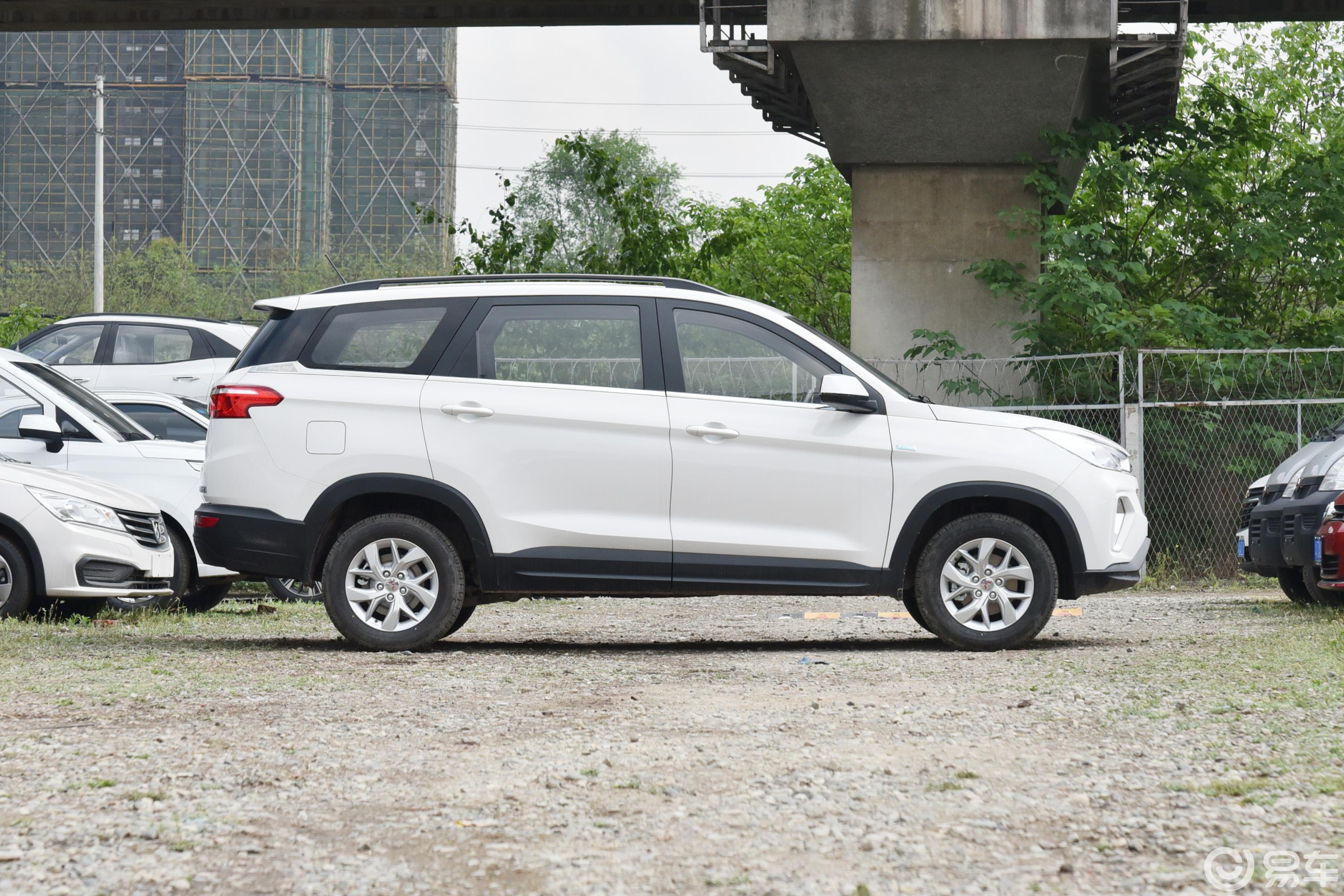 【五菱宏光S31.5T 手动 舒适型 国VI正侧车头向右水平图片-汽车图片大全】-易车