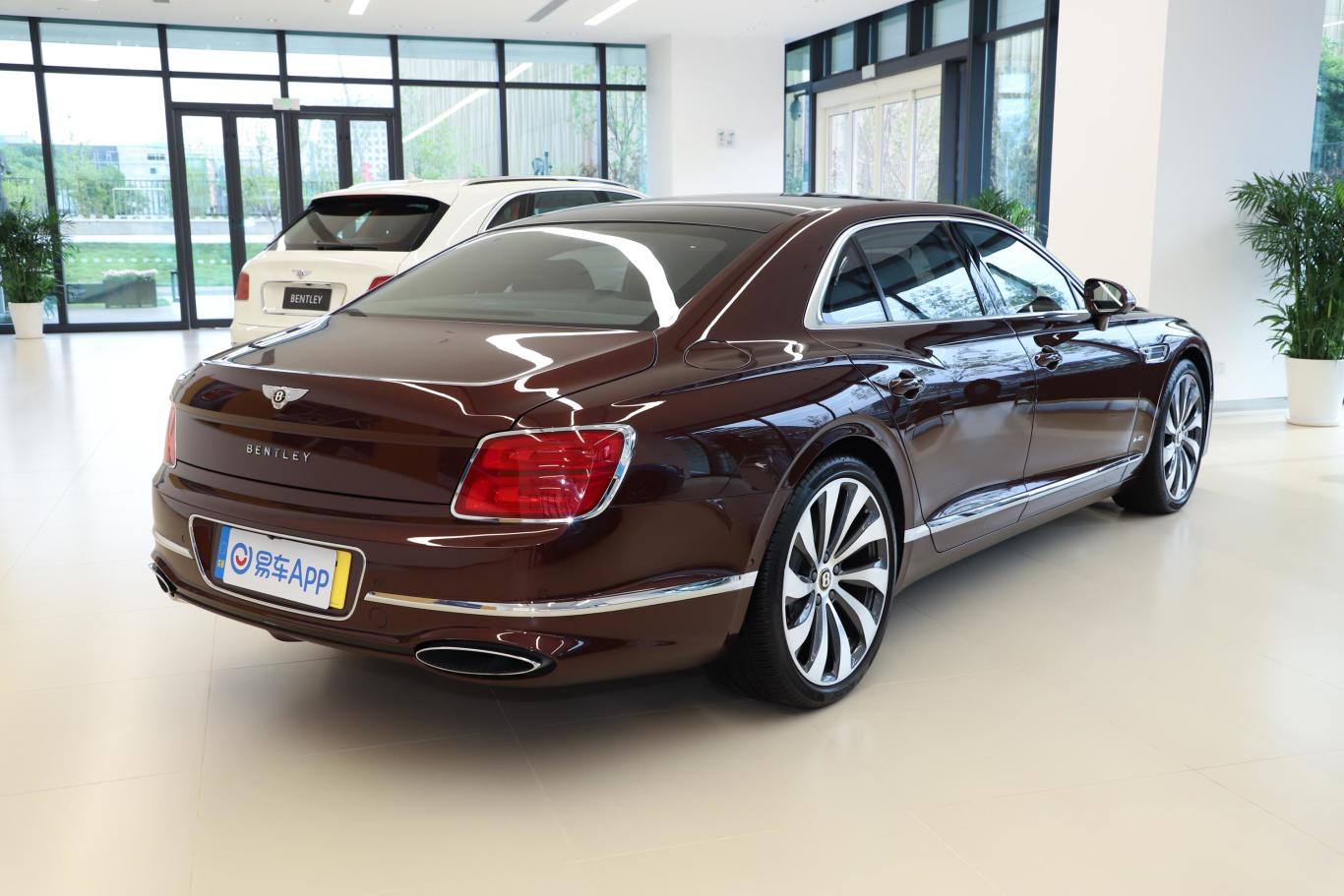 【飞驰6.0T W12 标准版侧后45度车头向右水平图片-汽车图片大全】-易车