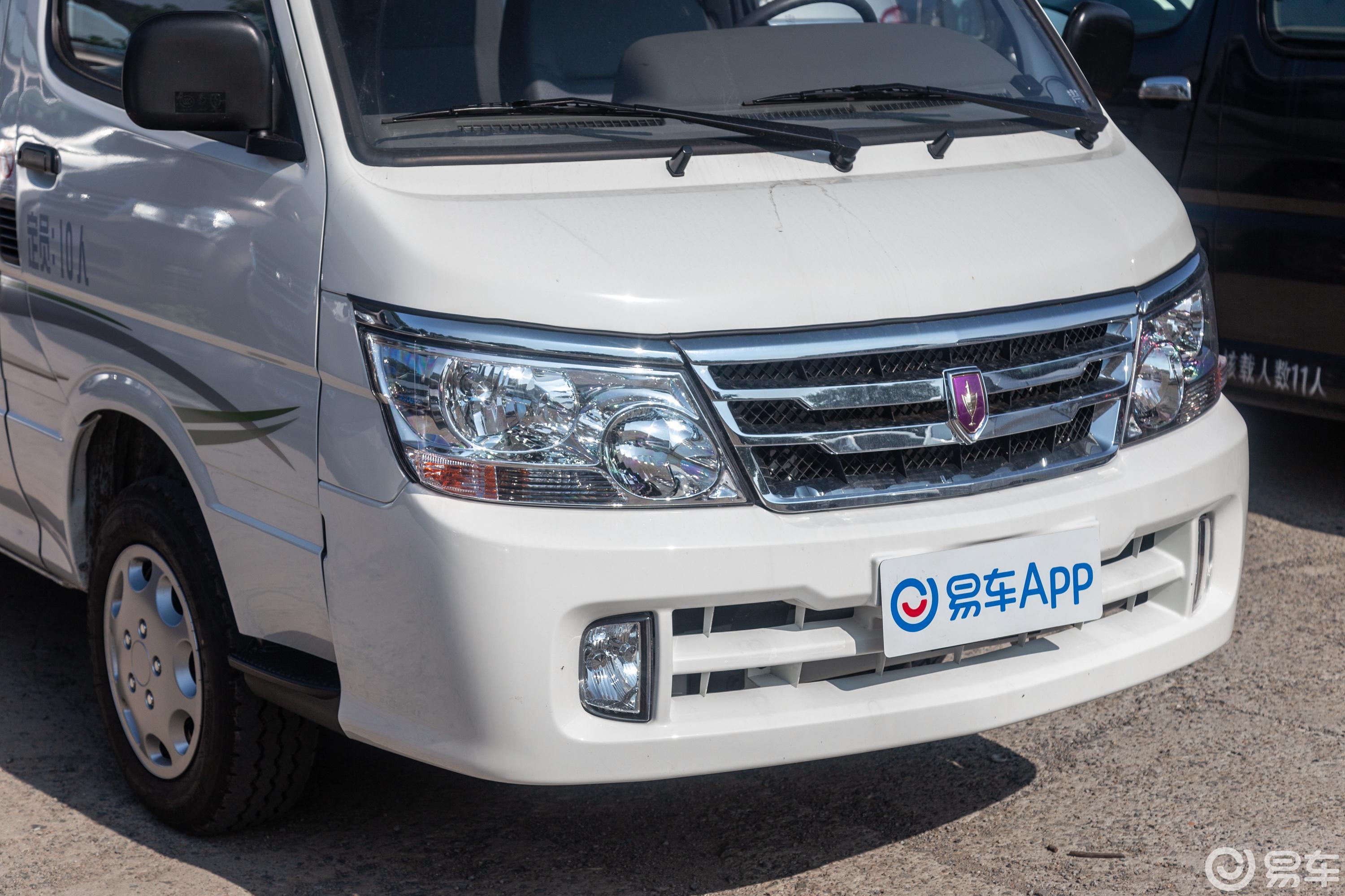 【金杯海狮经典海狮 标准顶 2.0L 手动 豪华型 10座前格栅侧俯拍图片-汽车图片大全】-易车