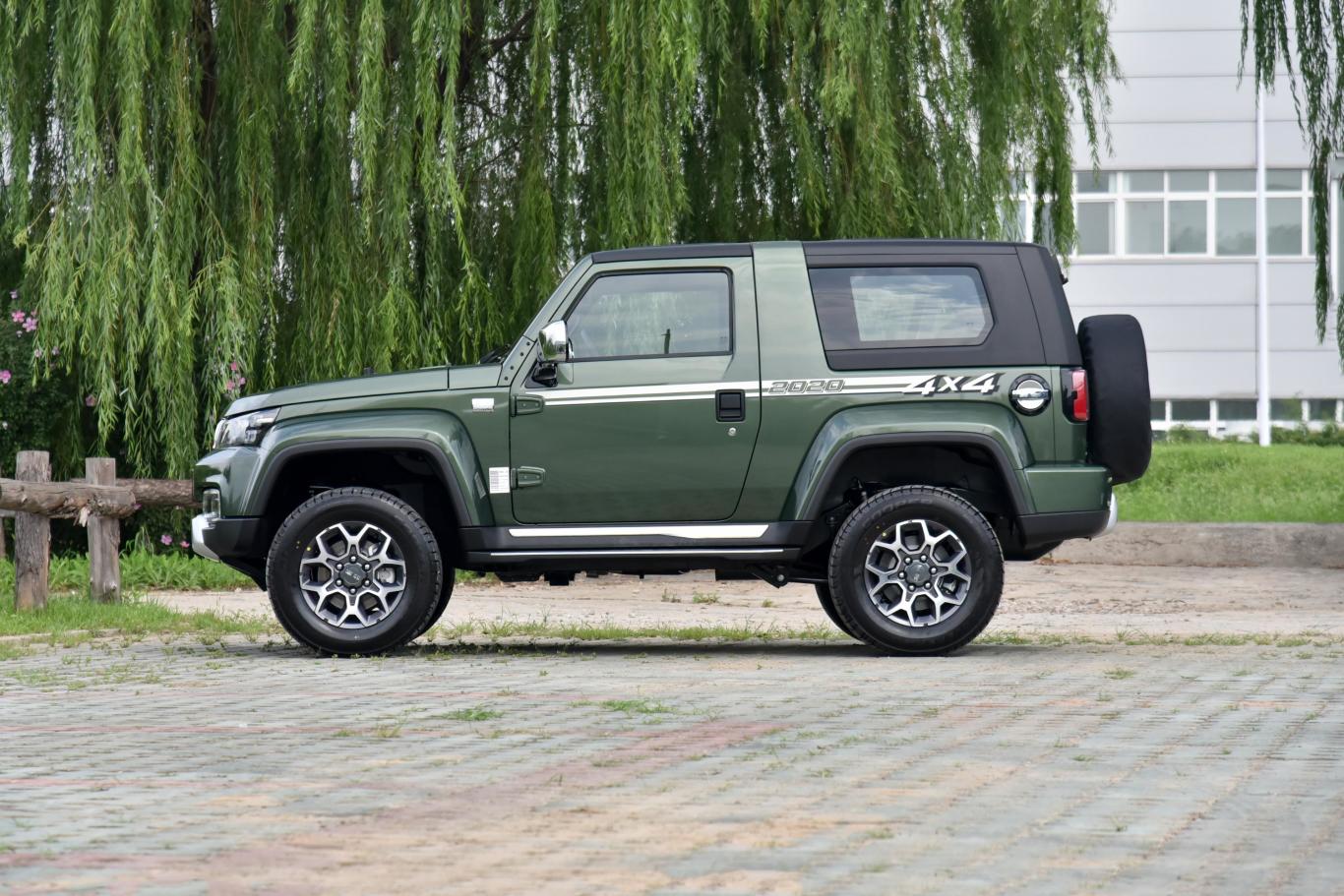 【北京越野BJ40致敬2020版 2.0T 自动四驱至尊版 汽油正侧车头向左水平图片-汽车图片大全】-易车