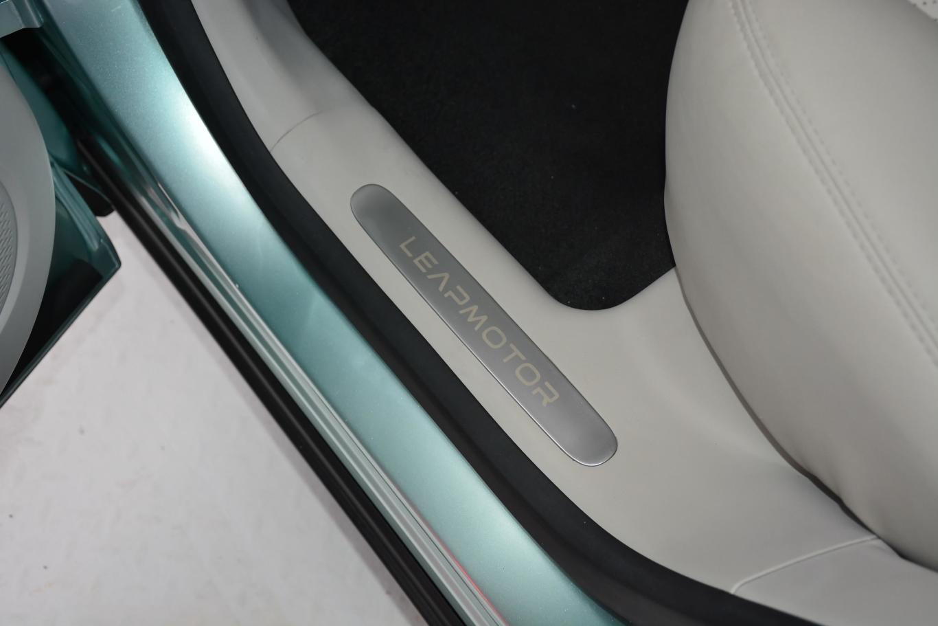 【零跑C11 纯电动510km 豪华版 三元锂后排空间图片-汽车图片大全】-易车