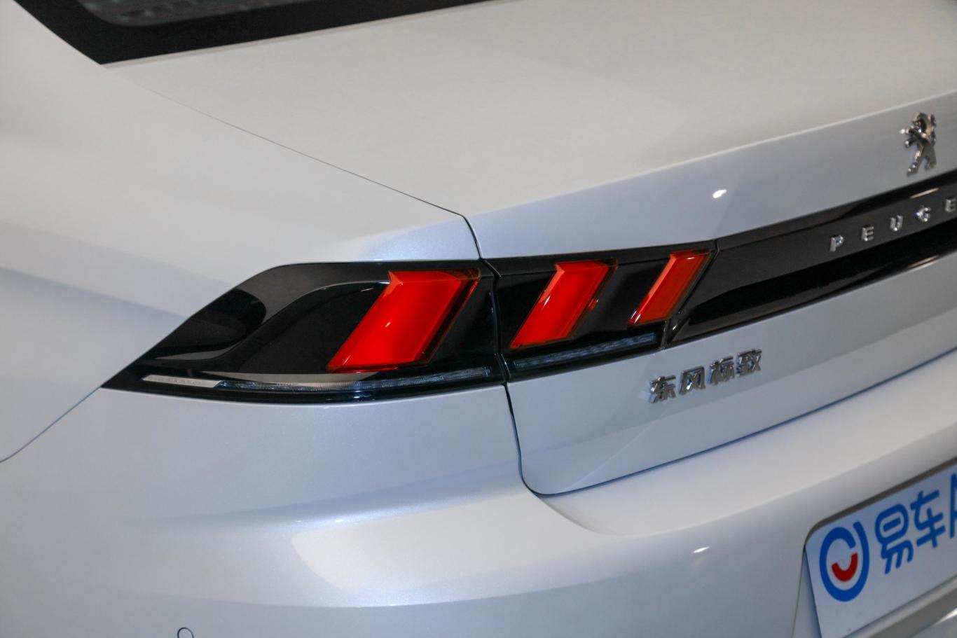 【标致508L PHEV1.6T 手自一体 插混科技版尾灯侧45度俯拍图片-汽车图片大全】-易车