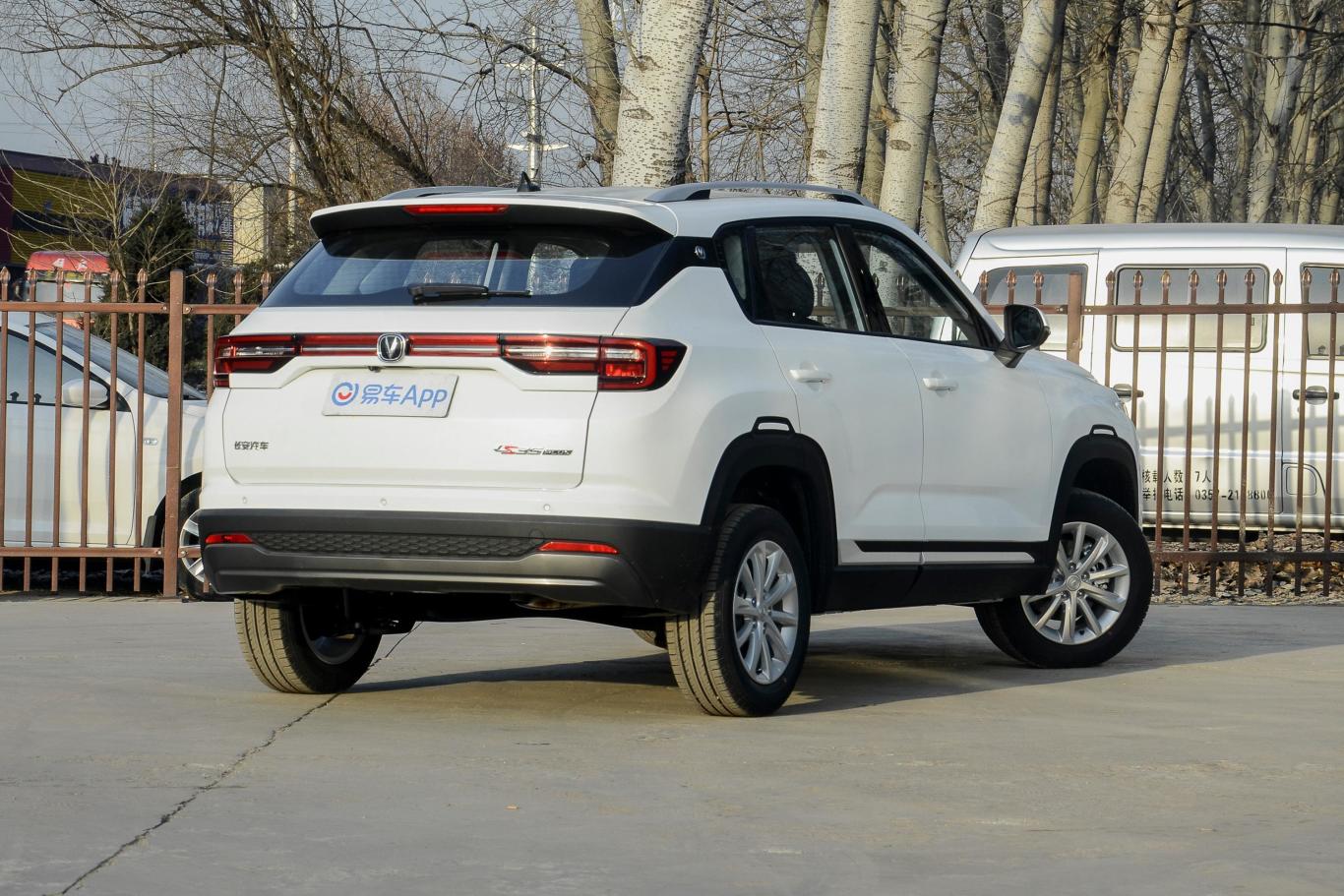 【长安CS35PLUS荣耀百万版 1.6L 手动 精英型侧后45度车头向右水平图片-汽车图片大全】-易车