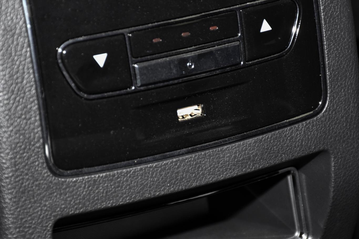 【SWM斯威X71.5T 手自一体 智云版 7座后排充电口图片-汽车图片大全】-易车