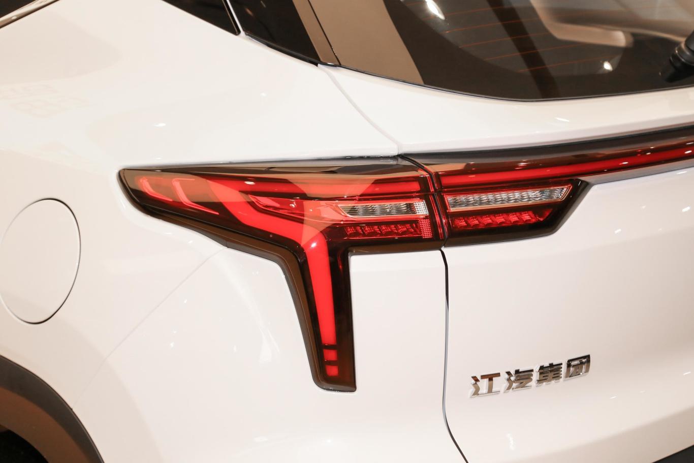 【思皓X41.5T CVT 机甲版尾灯侧45度俯拍图片-汽车图片大全】-易车