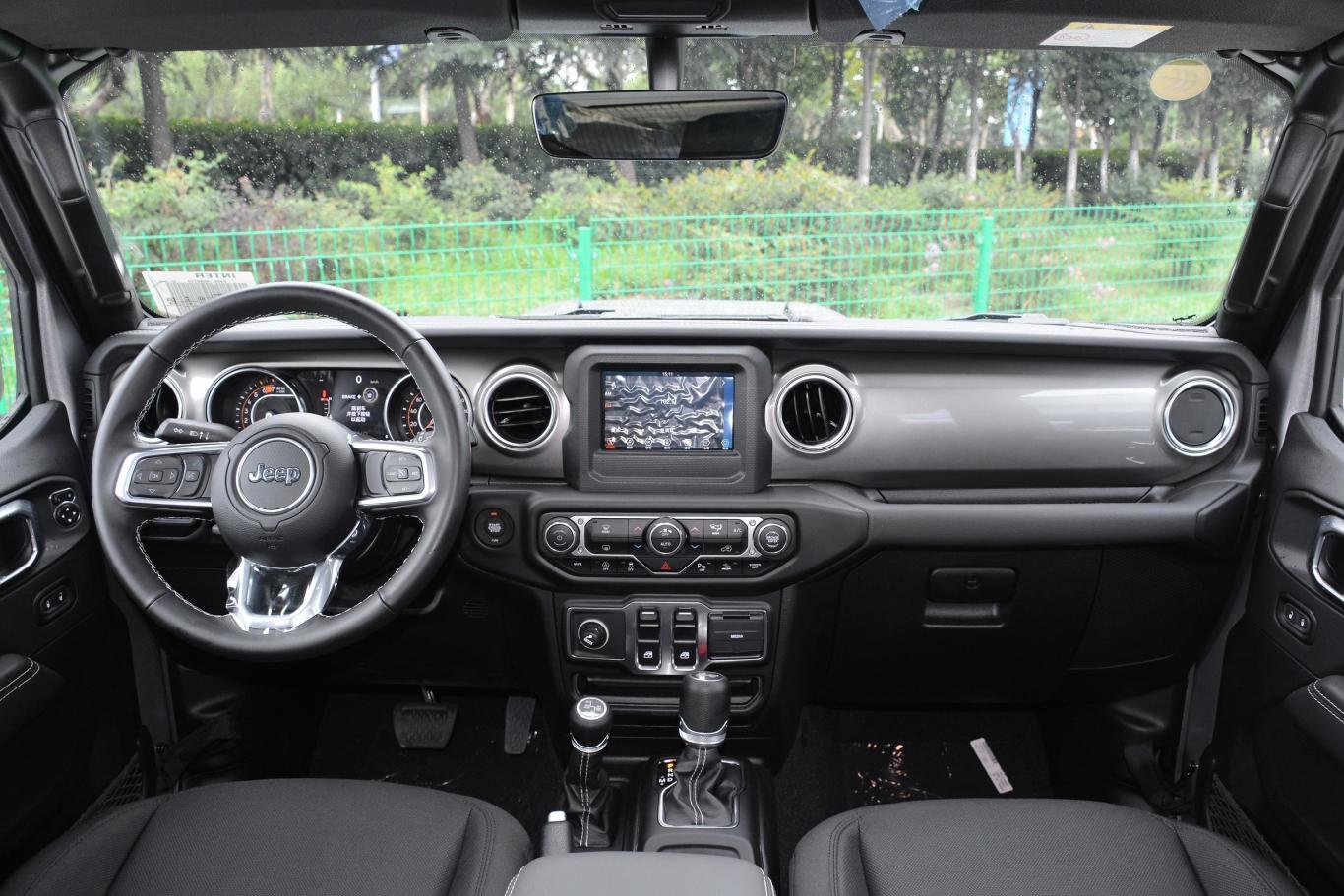 【牧马人2.0T Sahara两门版内饰全景正拍图片-汽车图片大全】-易车