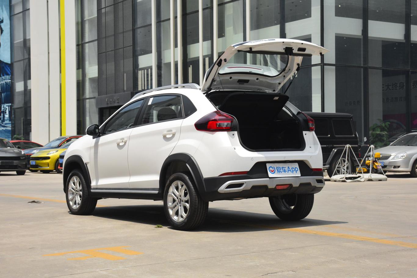 【瑞虎3x改款 PLUS 1.5L CVT 痛快红枣版-I型后备厢开启45度侧拍图片-汽车图片大全】-易车