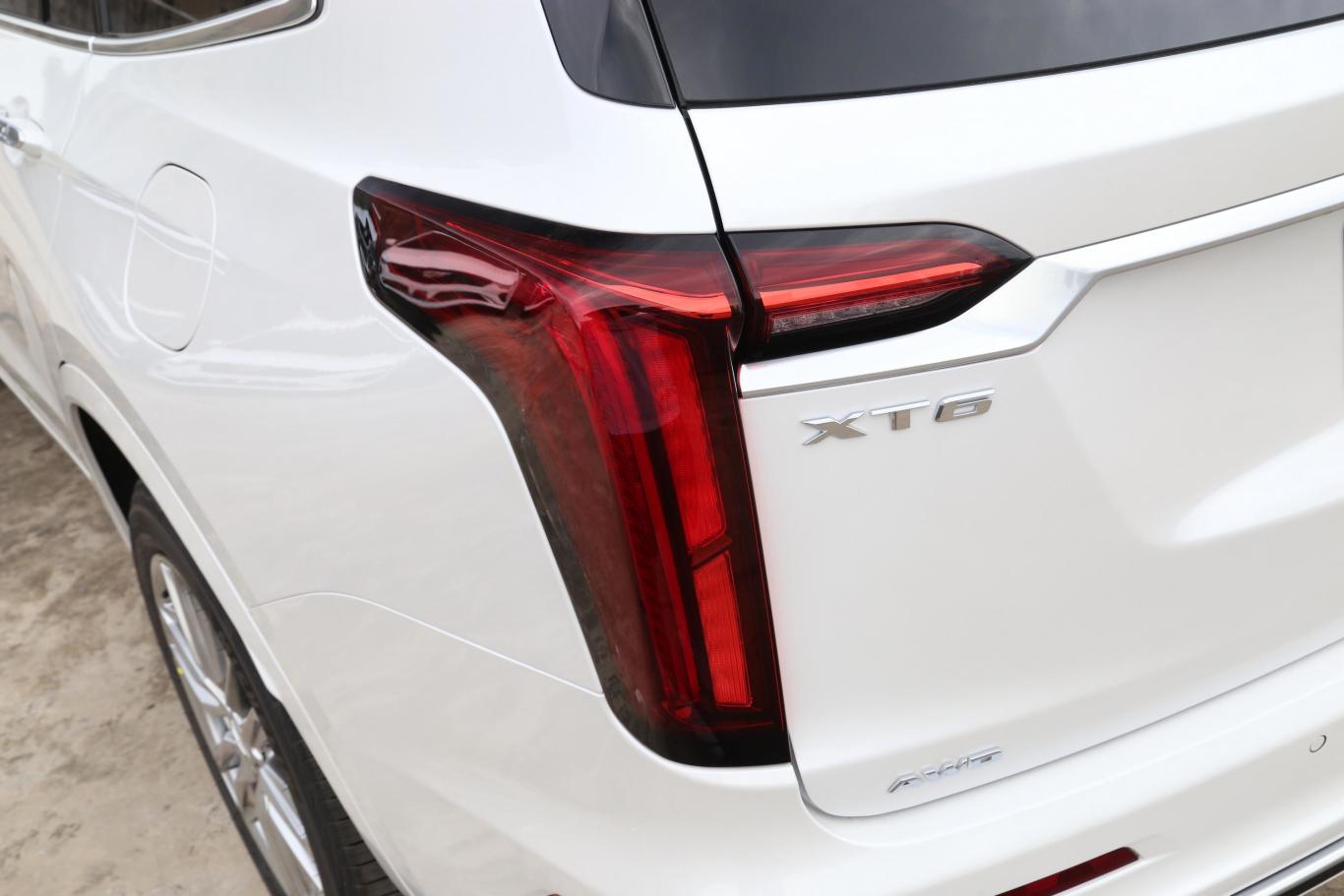 【凯迪拉克XT6轻混 2.0T 四驱豪华型 6座尾灯侧45度俯拍图片-汽车图片大全】-易车
