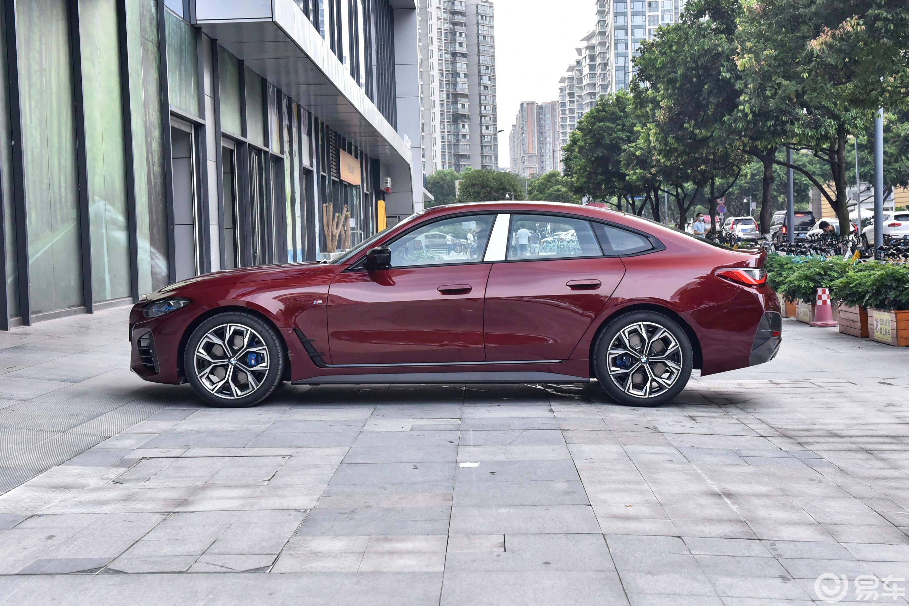 【宝马4系四门轿跑车 430i M运动曜夜版正侧车头向左水平图片-汽车图片大全】-易车