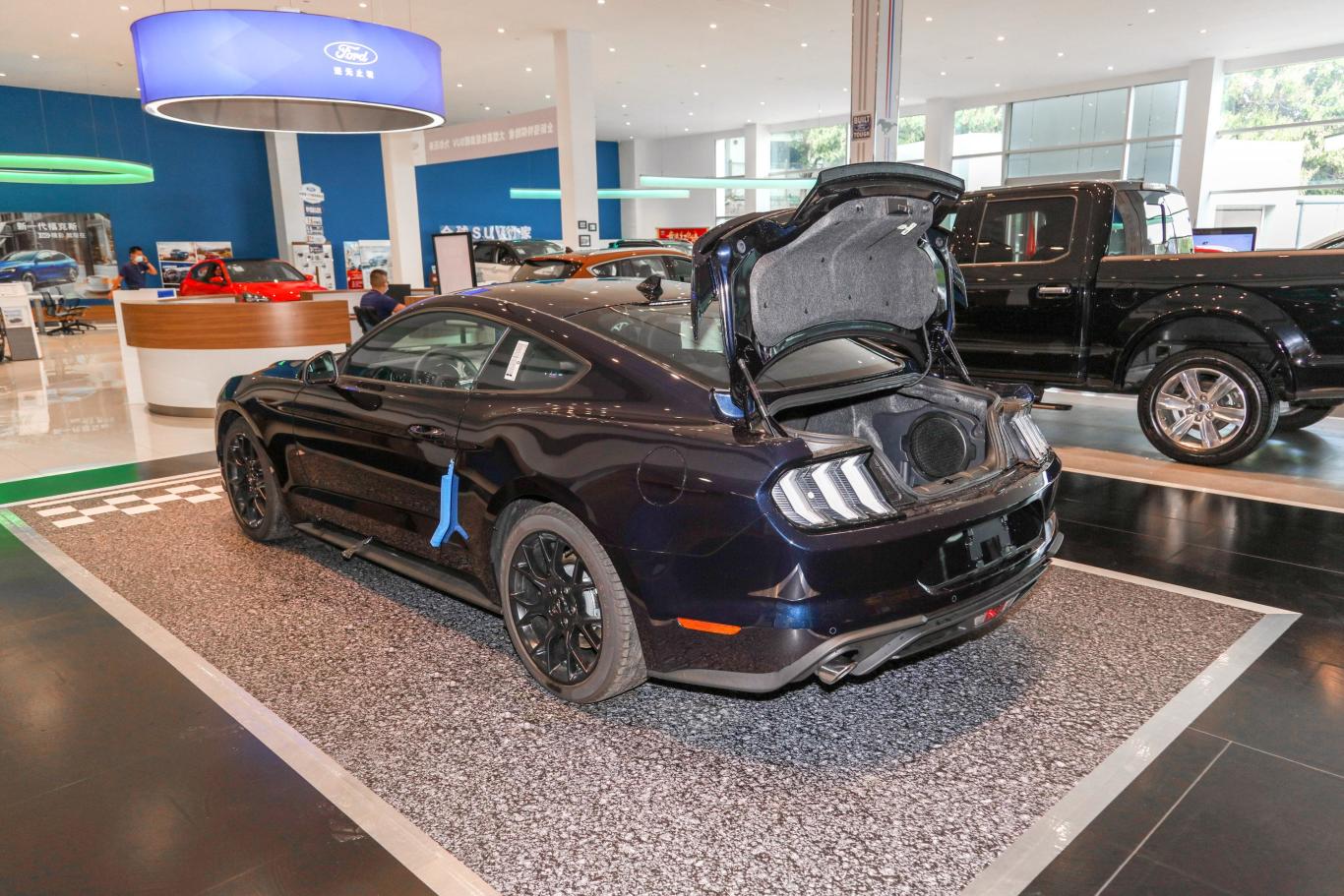 【Mustang2.3T 驰影性能进阶版后备厢开启45度侧拍图片-汽车图片大全】-易车