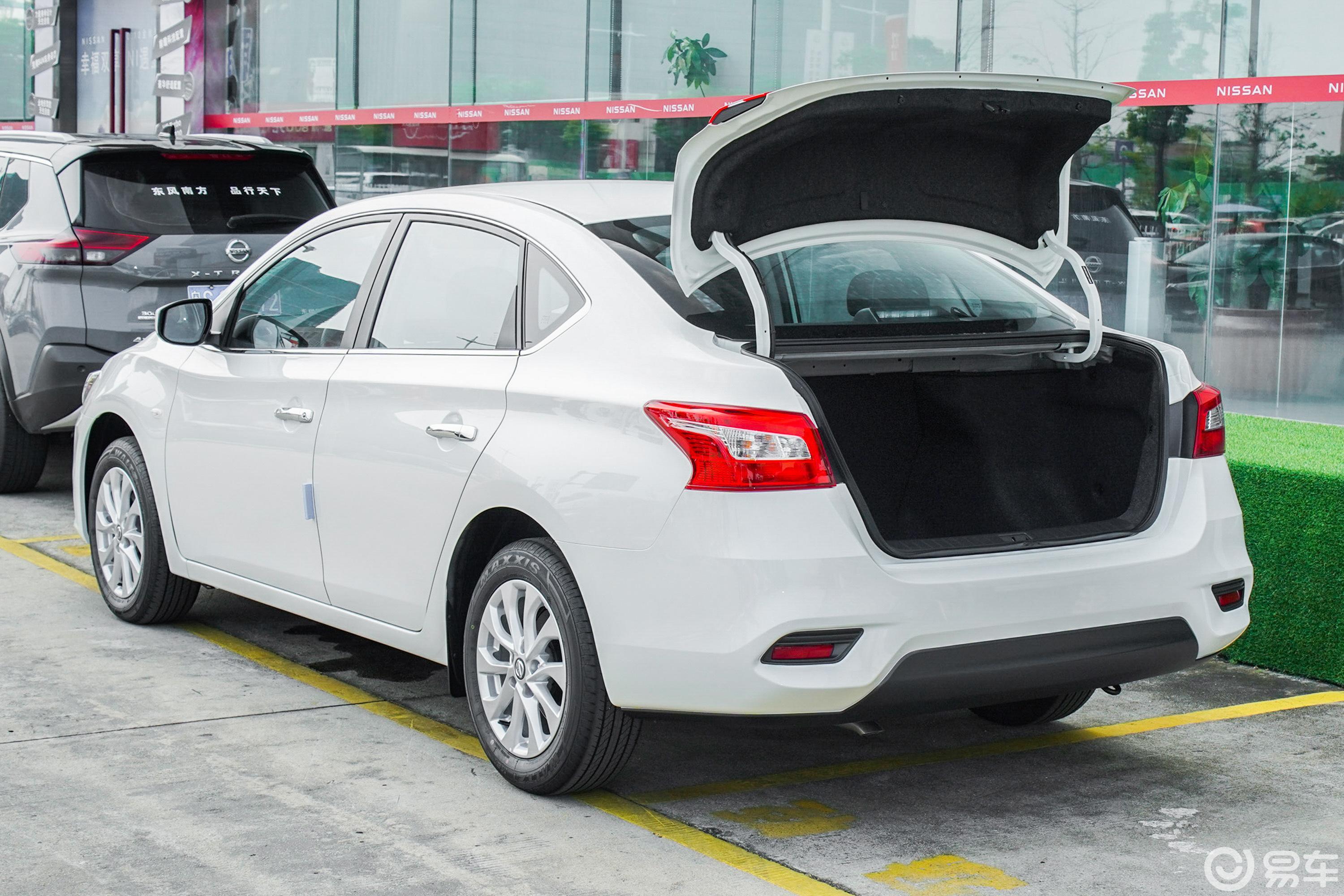 【轩逸经典 1.6L XE舒适版后备厢开启45度侧拍图片-汽车图片大全】-易车