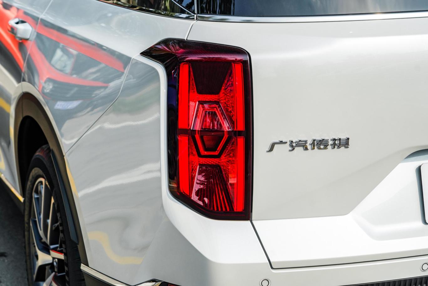 【传祺GS82.0T 四驱豪华智联版 7座尾灯侧45度俯拍图片-汽车图片大全】-易车