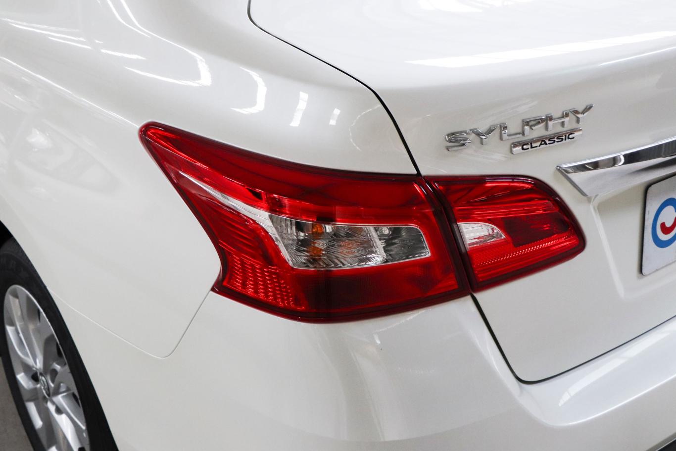 【轩逸经典 1.6L XL豪华版尾灯侧45度俯拍图片-汽车图片大全】-易车