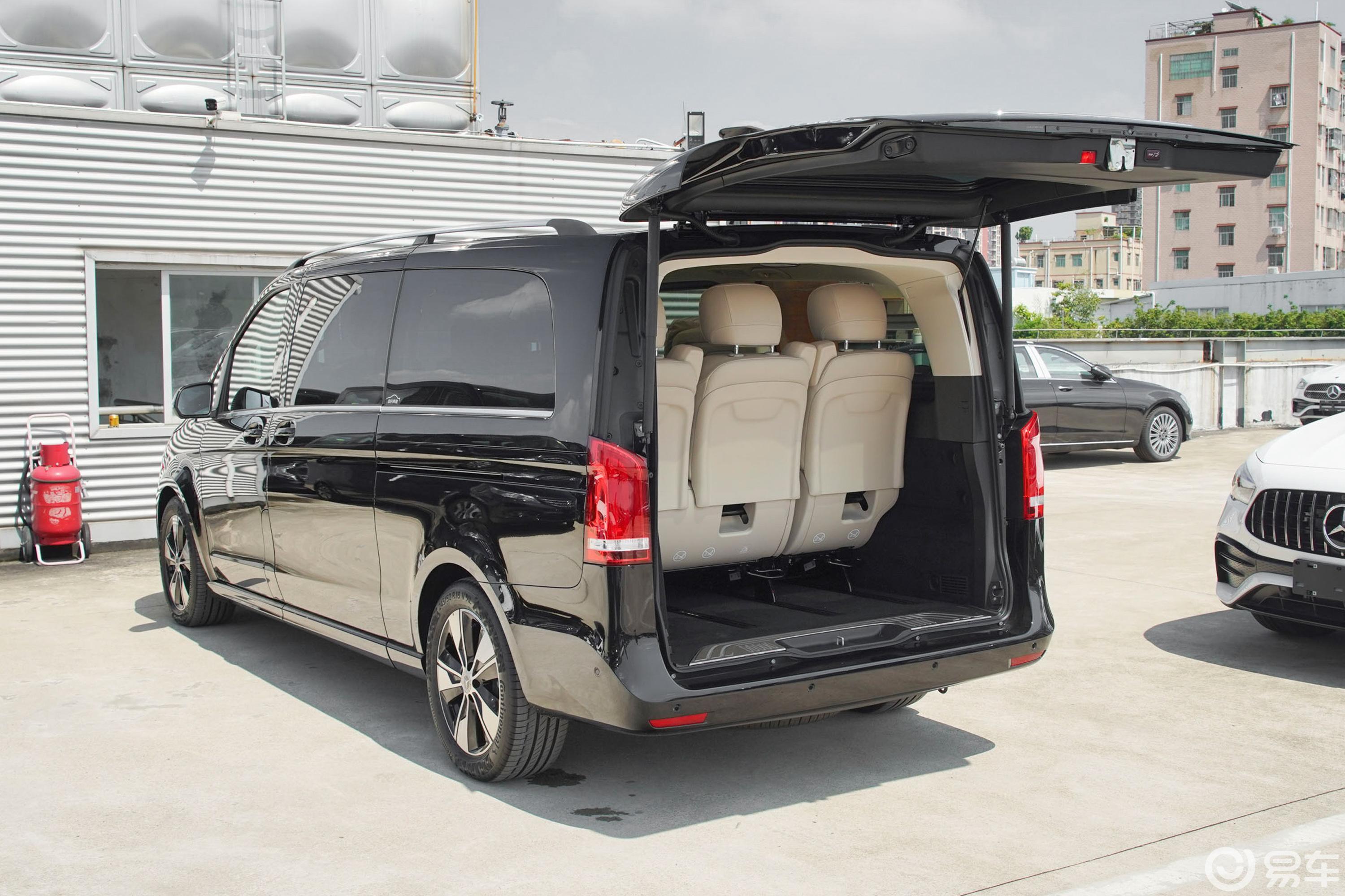 【奔驰V级V 260 L 尊贵版后备厢开启45度侧拍图片-汽车图片大全】-易车