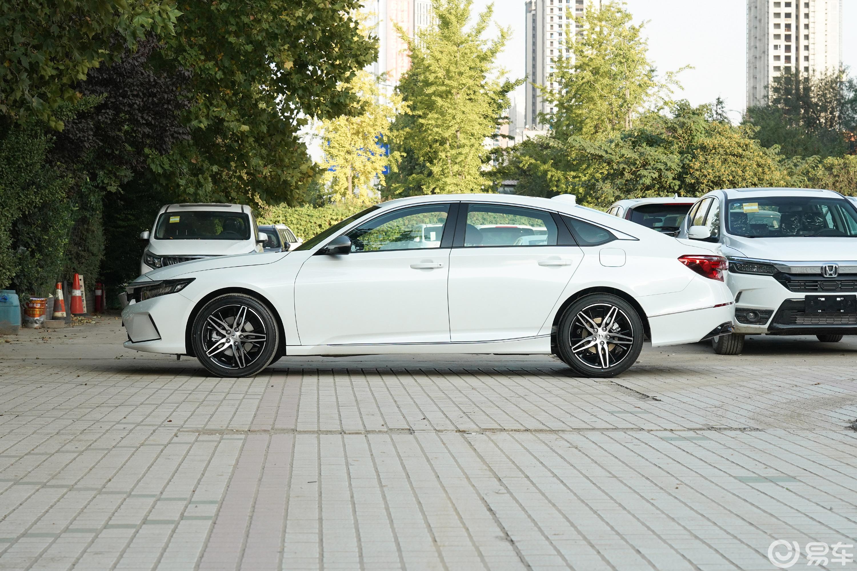 【英仕派锐·混动 2.0L E-CVT 净尚版正侧车头向左水平图片-汽车图片大全】-易车