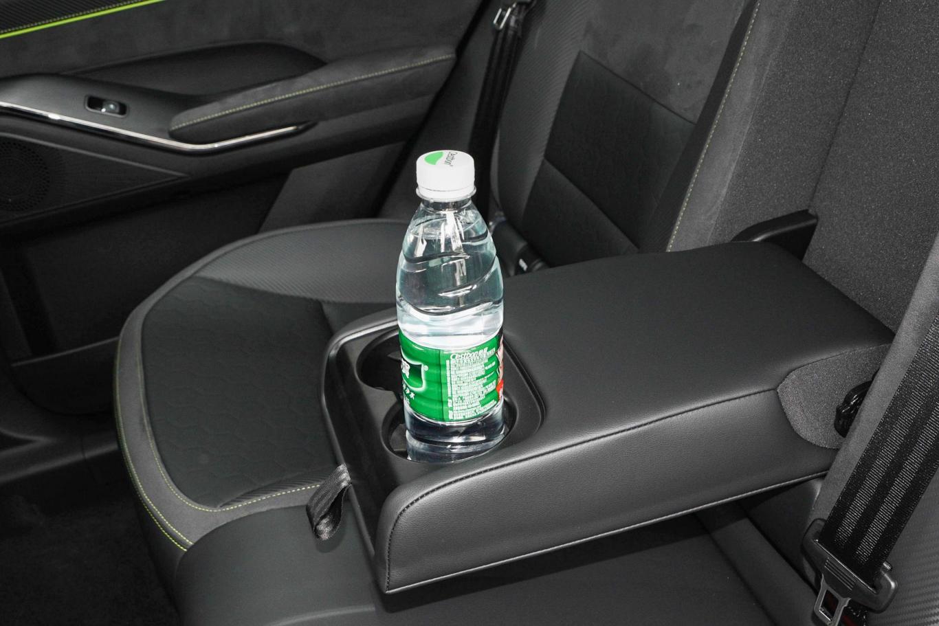 【哈弗H6S1.5T 两驱悦跑版DHT后排杯架图片-汽车图片大全】-易车