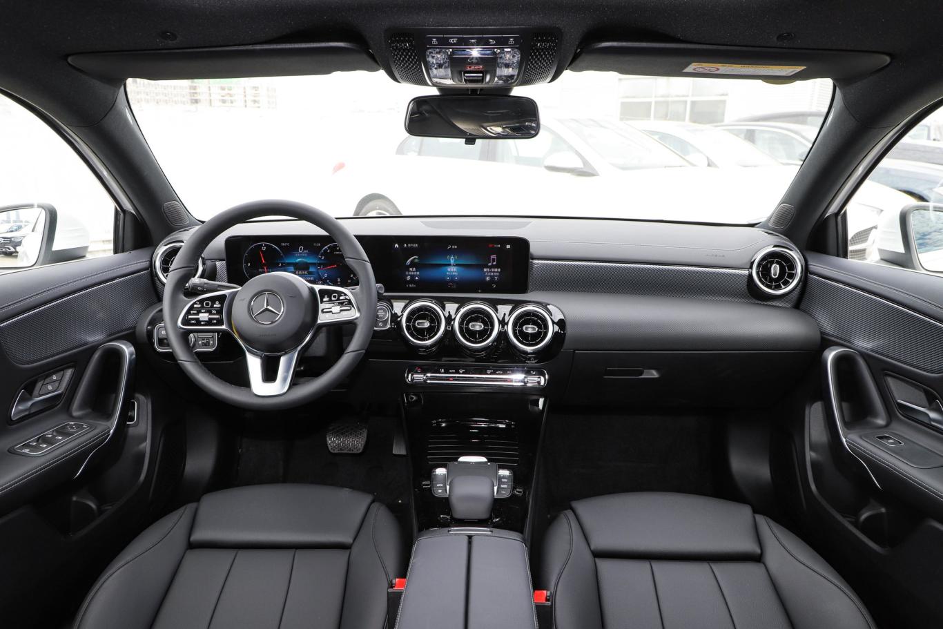 【奔驰A级A 180 L 运动轿车内饰全景正拍图片-汽车图片大全】-易车