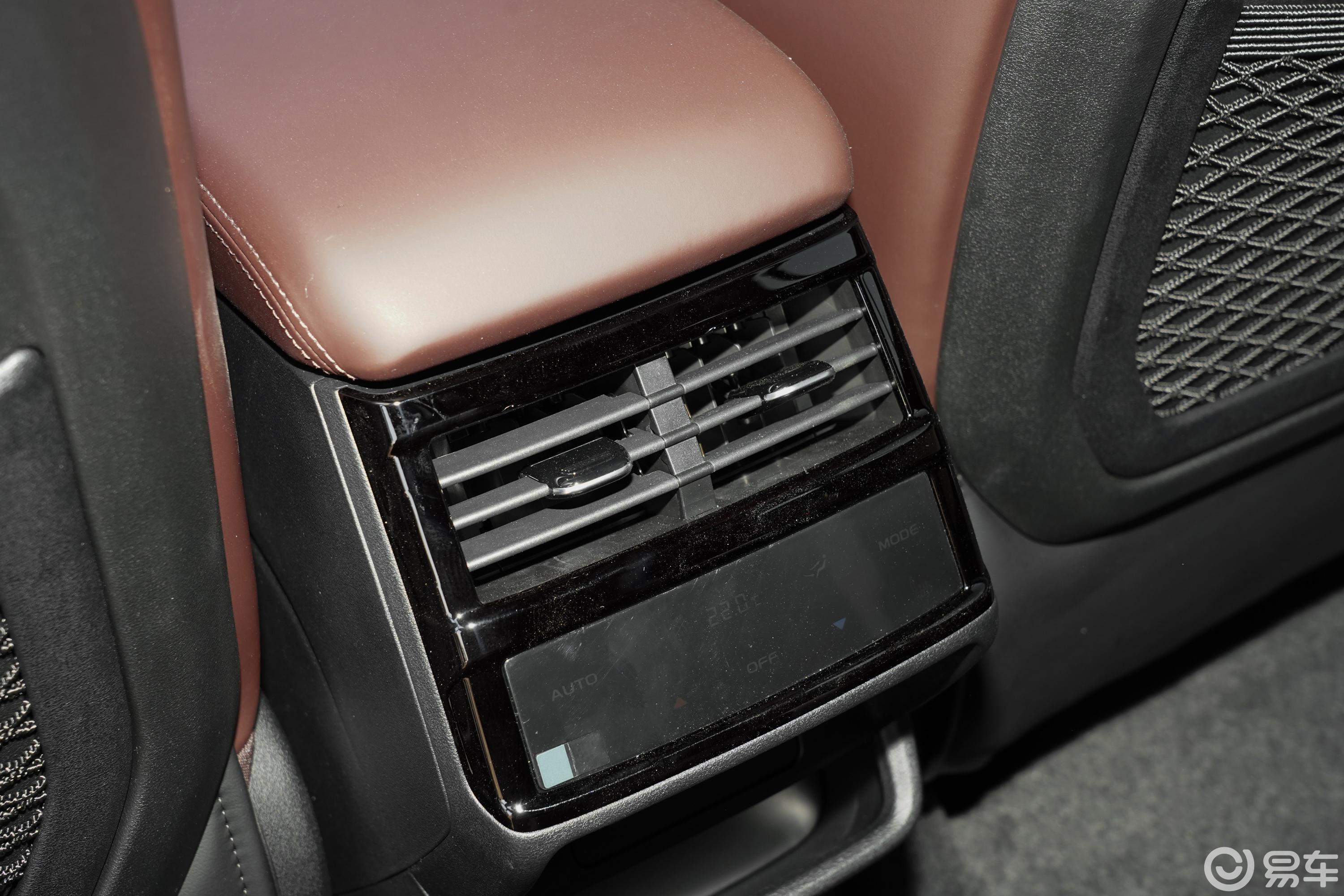 【星越L2.0T 双离合两驱智尊型后排功能图片-汽车图片大全】-易车