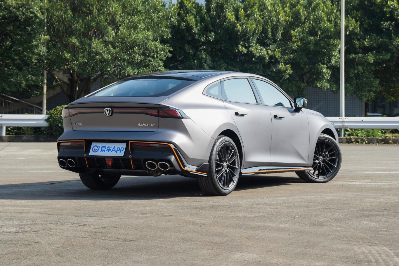 【长安UNI-V1.5T 特别版侧后45度车头向右水平图片-汽车图片大全】-易车