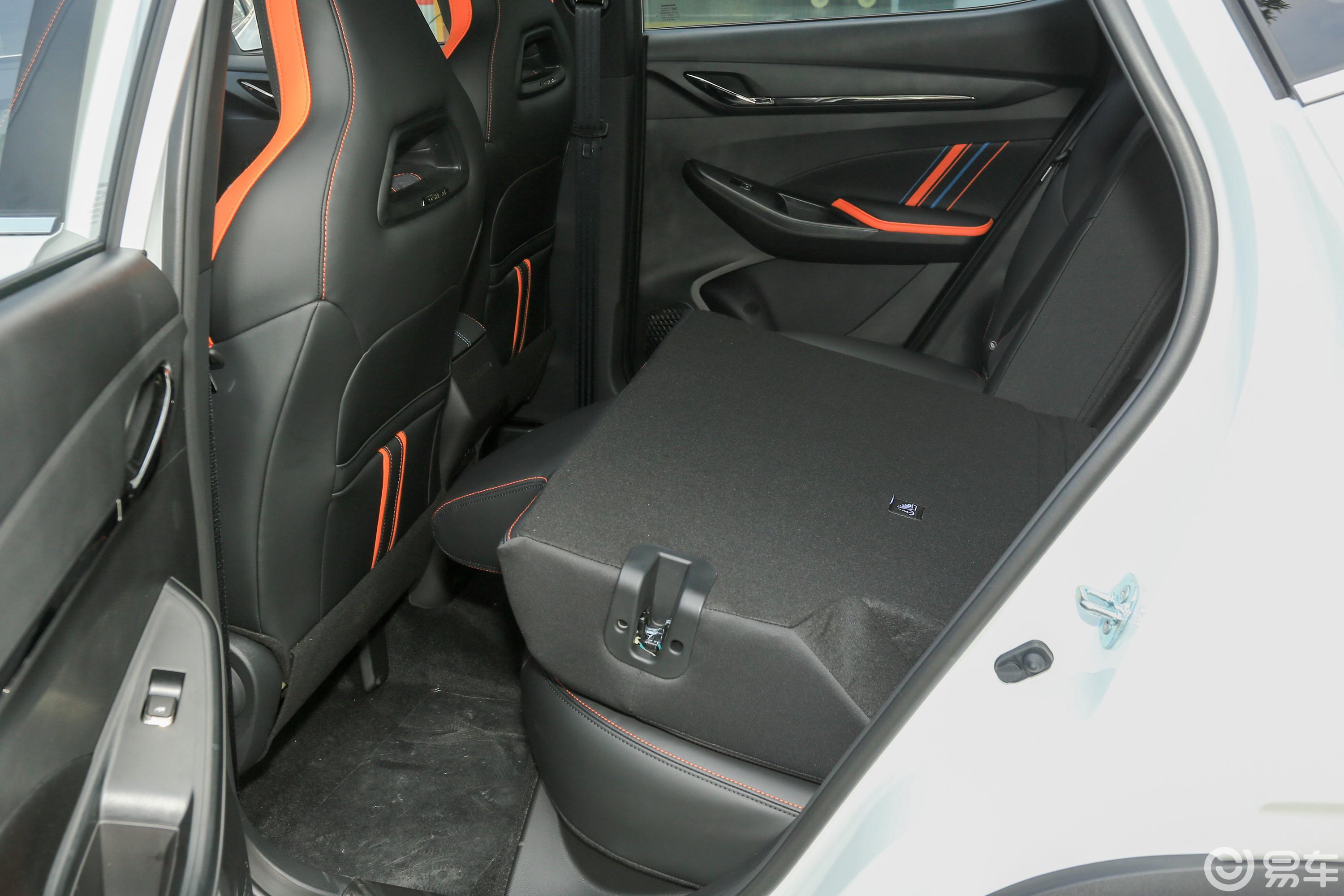 【长安欧尚X5运动版 1.5T 双离合飓风音速型后排空间图片-汽车图片大全】-易车