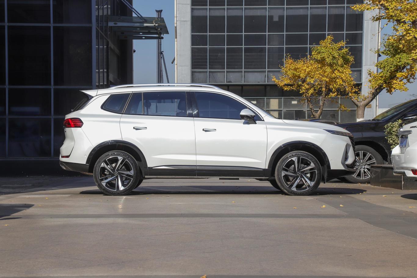 【荣威RX5 MAX2.0T 有为至尊版正侧车头向右水平图片-汽车图片大全】-易车