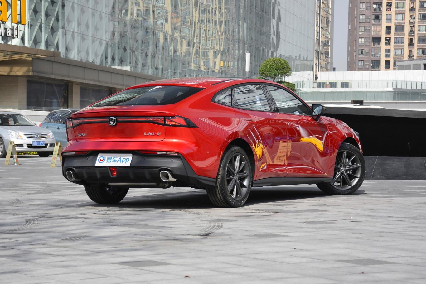 【长安UNI-V1.5T 双离合智慧领航型侧后45度车头向右水平图片-汽车图片大全】-易车