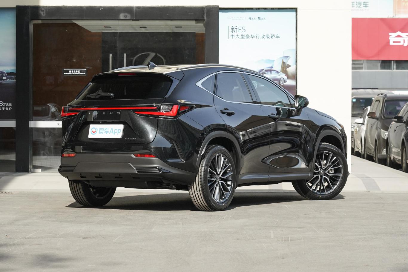 【雷克萨斯NX260 两驱创享版侧后45度车头向右水平图片-汽车图片大全】-易车