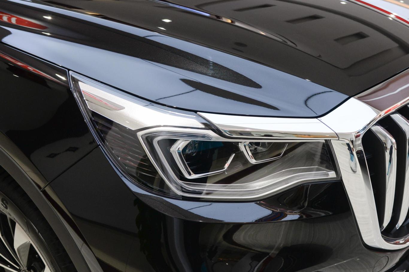 【红旗HS72.0T 双离合 两驱 智联旗悦版大灯侧45度俯拍图片-汽车图片大全】-易车