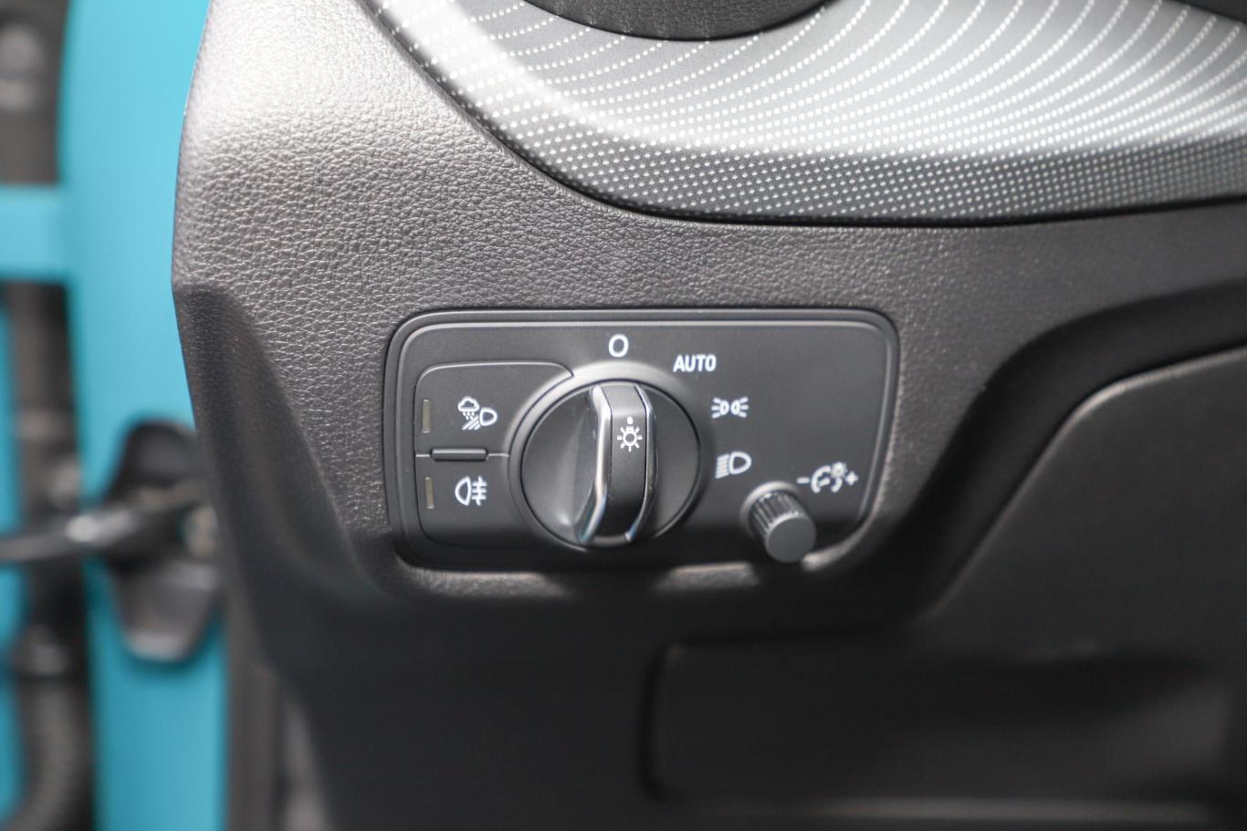 【奥迪Q2L e-tron纯电智享型灯光控制区图片-汽车图片大全】-易车