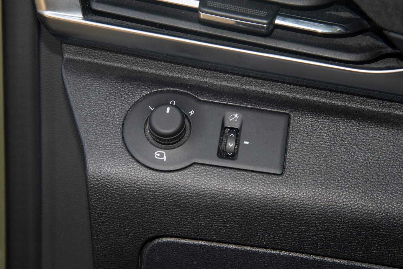 【上汽大通MAXUS D90 Pro2.0T 四驱亚马逊版 7座 柴油内饰图片-汽车图片大全】-易车