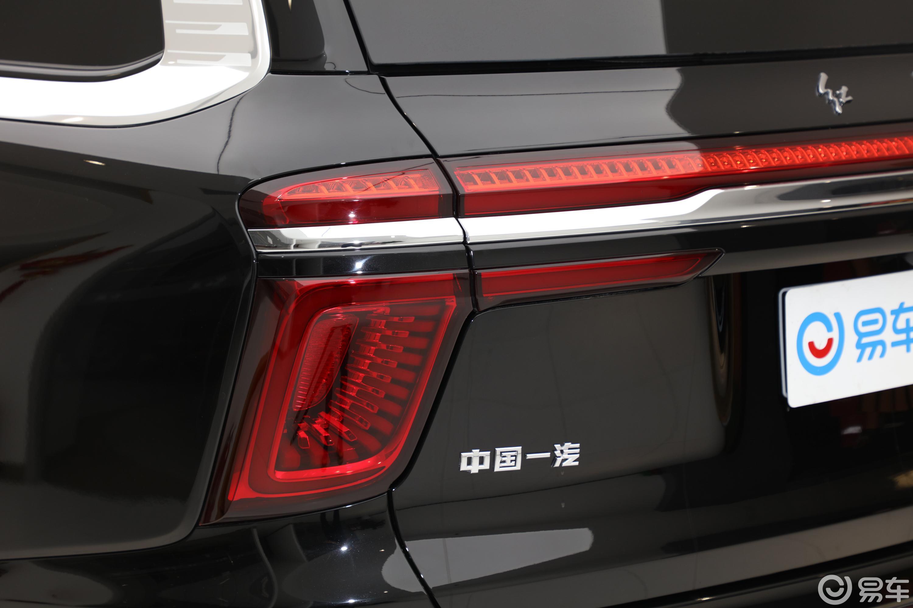 【红旗LS74.0T 典雅旗航版 6座尾灯侧45度俯拍图片-汽车图片大全】-易车