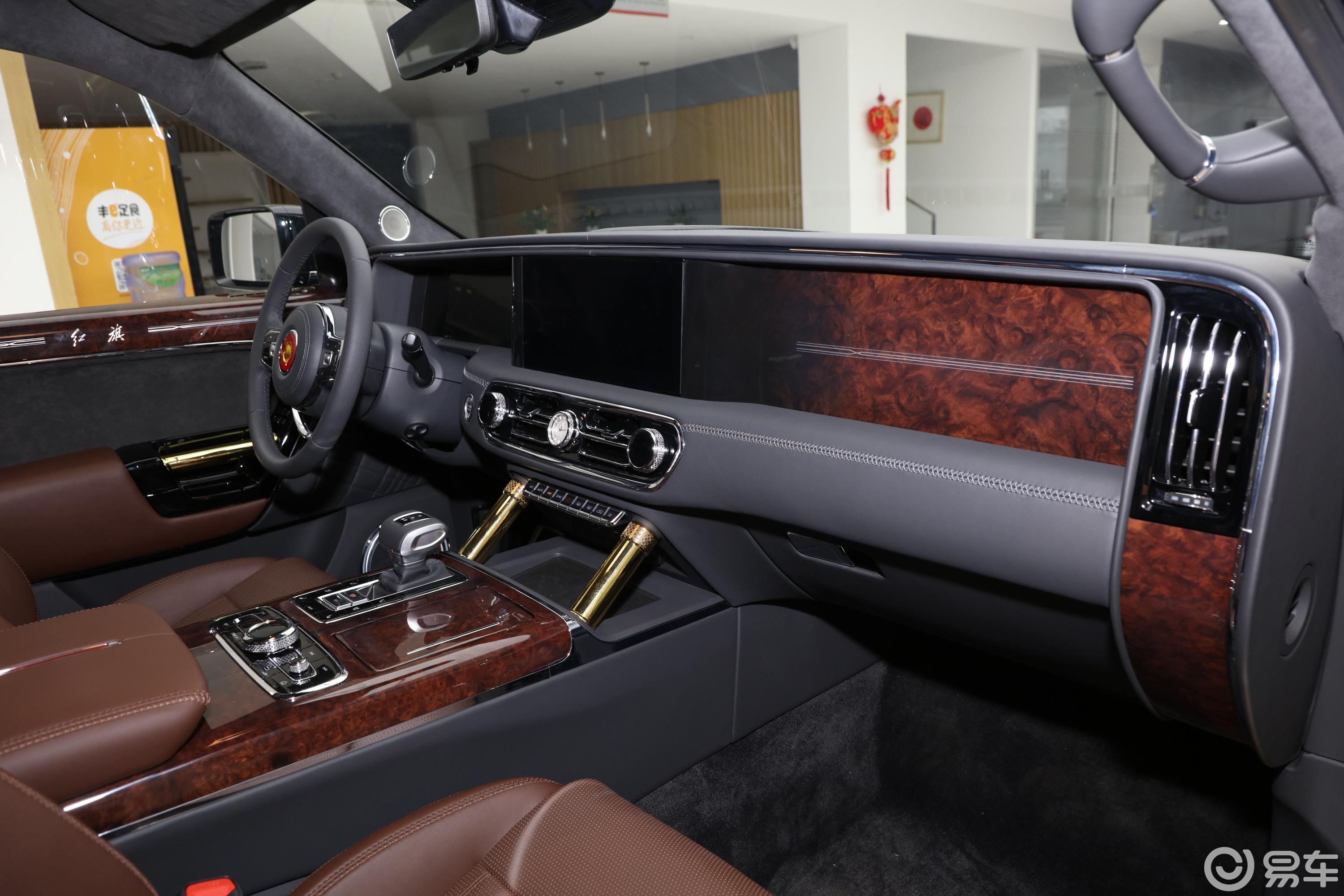 【红旗LS74.0T 典雅旗航版 6座内饰全景副驾驶员方向图片-汽车图片大全】-易车