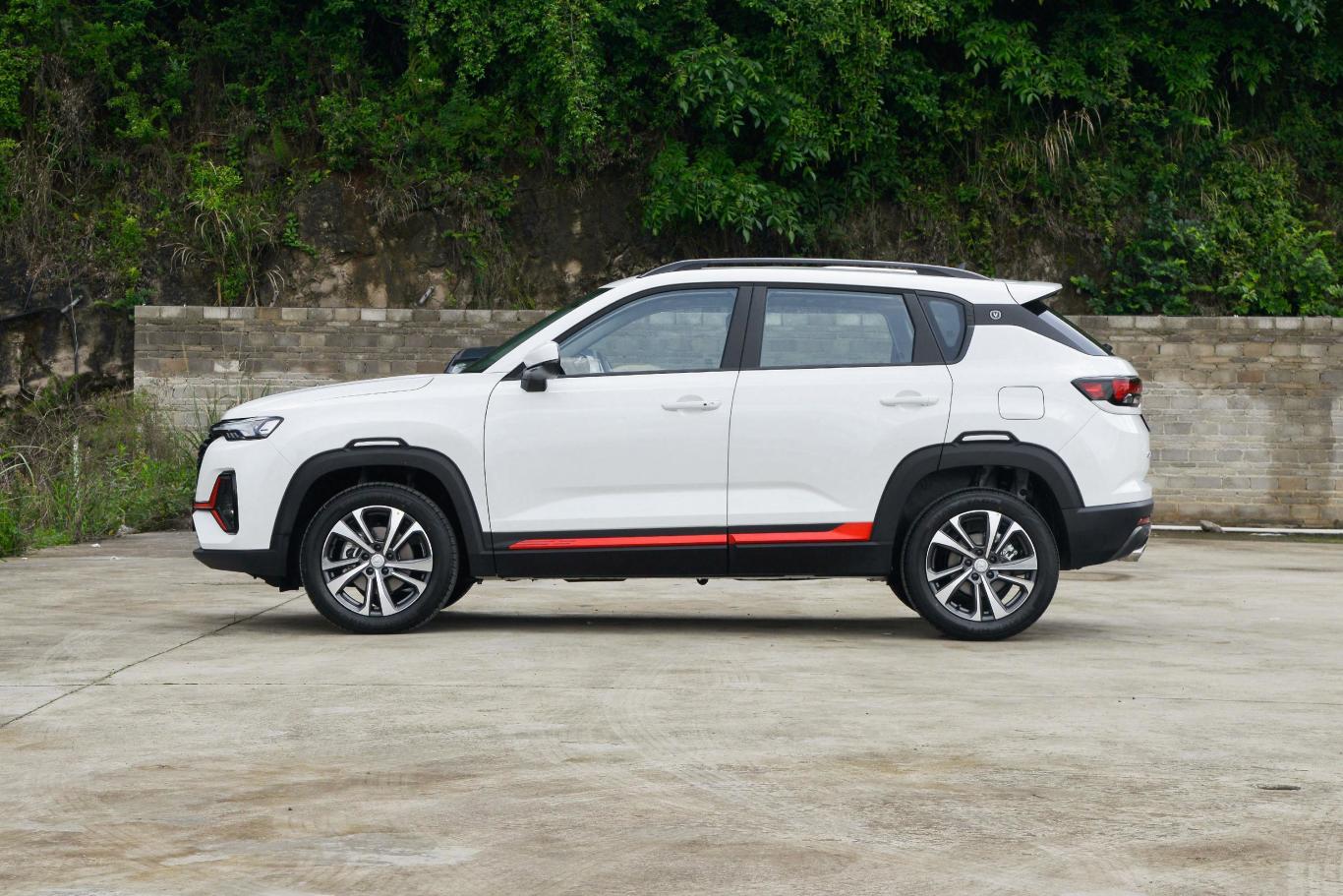 【长安CS35PLUS蓝鲸NE 1.4T 双离合豪华型正侧车头向左水平图片-汽车图片大全】-易车