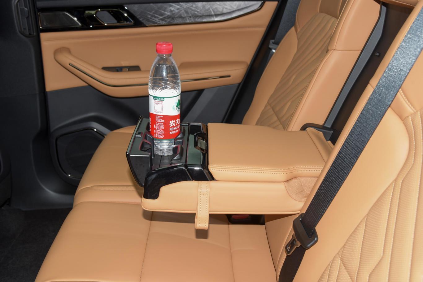 【领克09 PHEV2.0T 60km 自动Halo 7座后排杯架图片-汽车图片大全】-易车