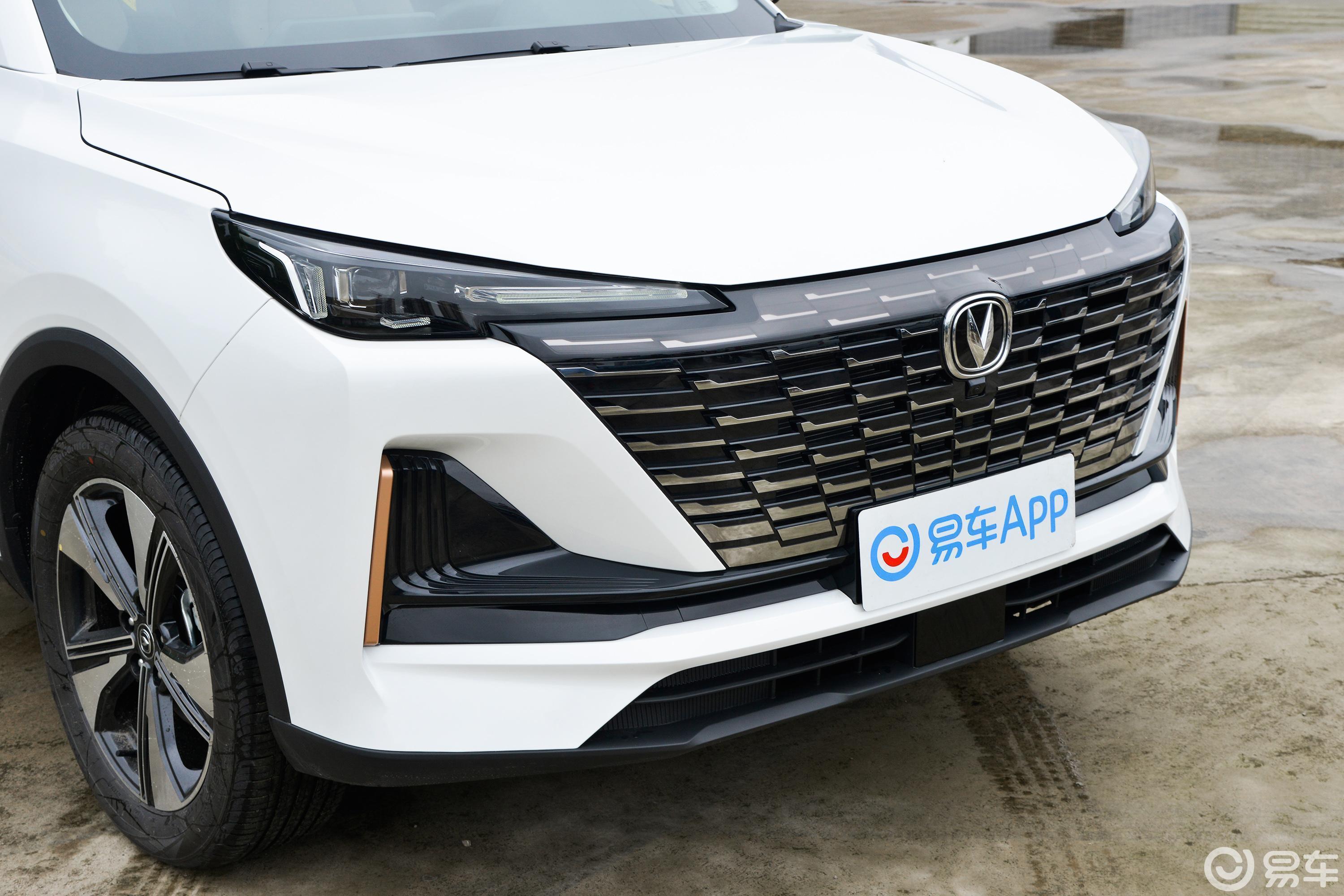 【长安CS55PLUS第二代 1.5T 双离合尊享型前格栅侧俯拍图片-汽车图片大全】-易车