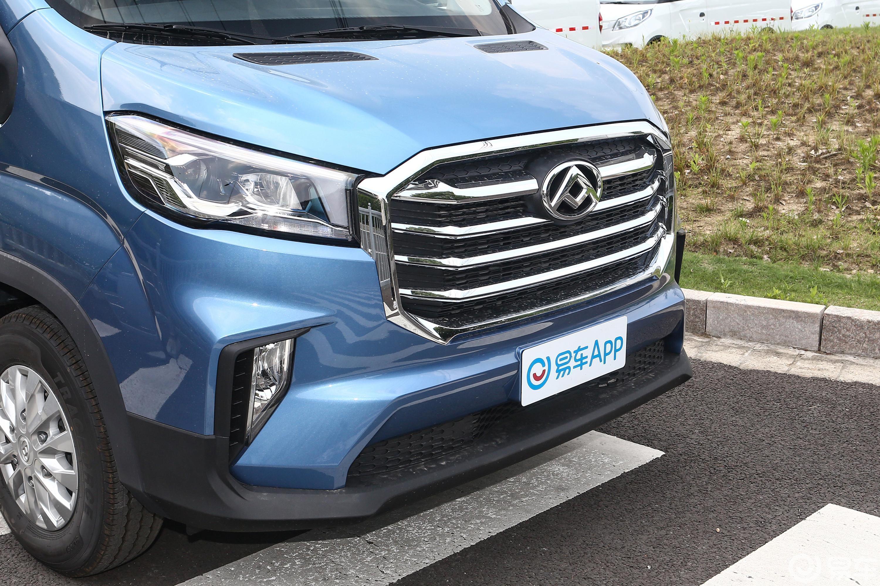 【上汽大通MAXUS V90运杰 2.0T AMT前驱后单胎短轴高顶 5/6座前格栅侧俯拍图片-汽车图片大全】-易车