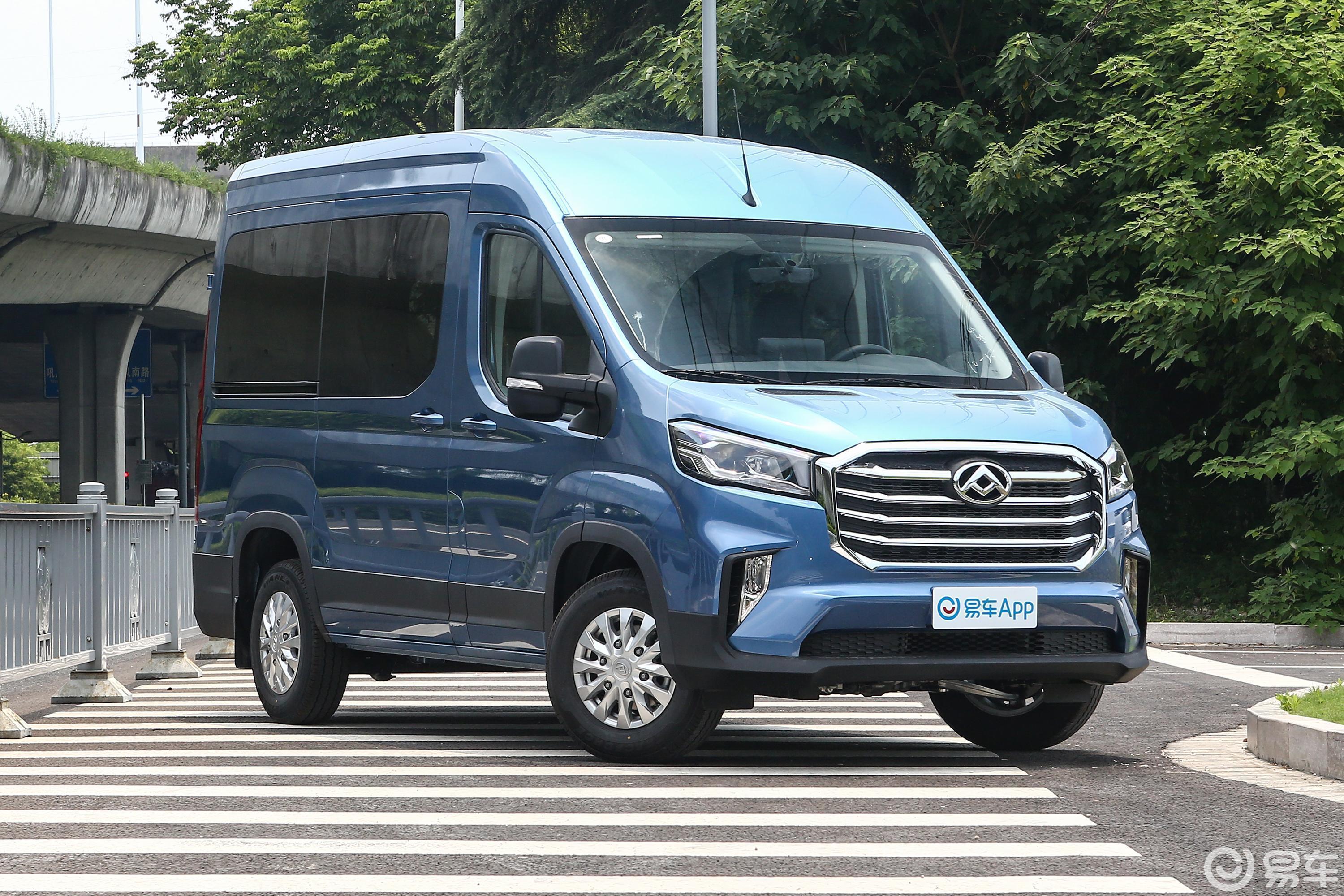 【上汽大通MAXUS 新途V90运杰 2.0T AMT前驱后单胎短轴高顶 5/6座侧前45度车头向右水平图片-汽车图片大全】-易车