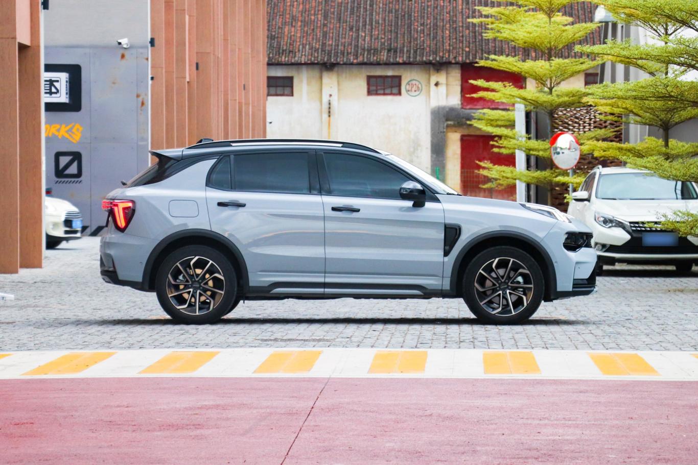 【领克01EM-F 1.5T 两驱晨曦版正侧车头向右水平图片-汽车图片大全】-易车